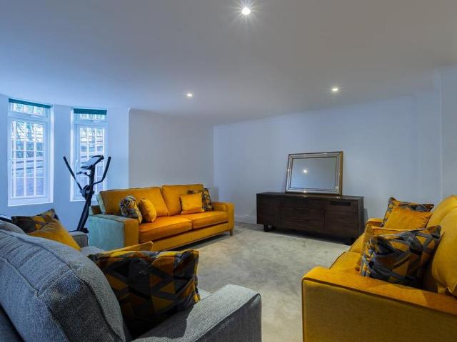 7 bedroom semi detached house to rent
