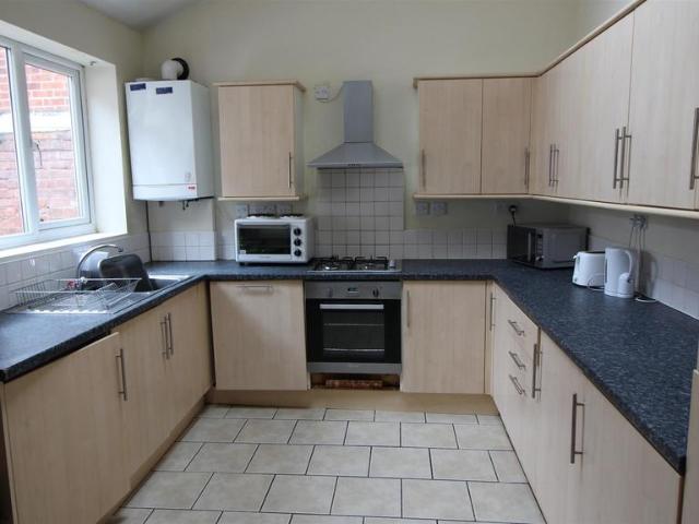 7 bedroom semi detached house to rent