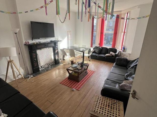 7 bedroom semi detached house to rent