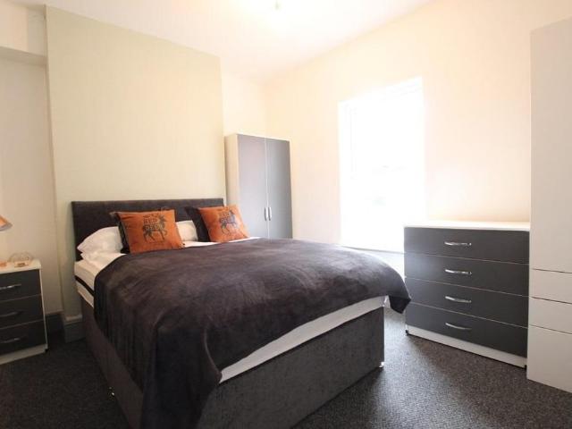 7 bedroom semi detached house to rent