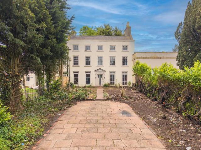 8 bedroom house for sale