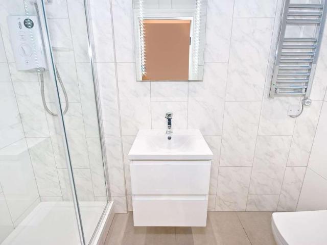 7 Bedroom Shared Living/roommate London London 101851445