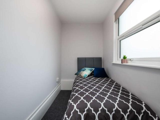 7 Bedroom Shared Living/roommate London London 102918491