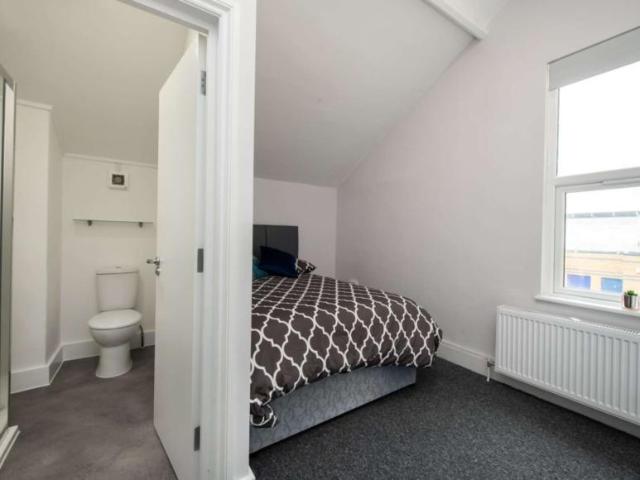 7 Bedroom Shared Living/roommate London London 103341091