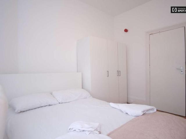 7 Bedroom Shared Living/roommate London London 103372042