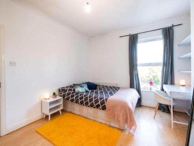7 Bedroom Shared Living/roommate London London 103697014