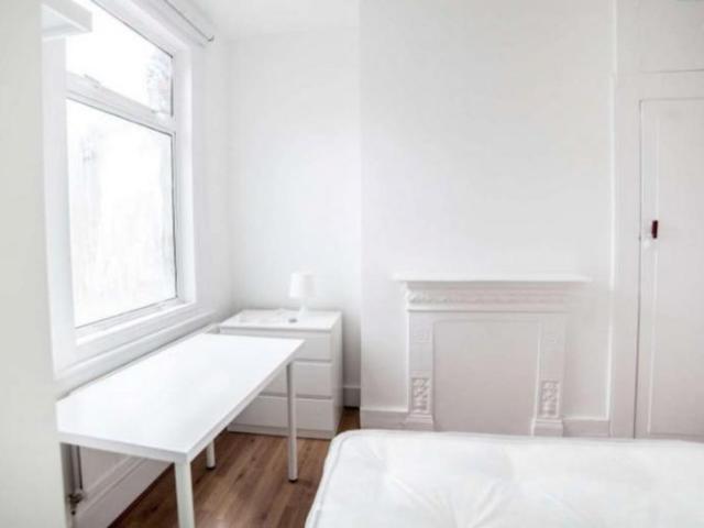 7 Bedroom Shared Living/roommate London London 90559457