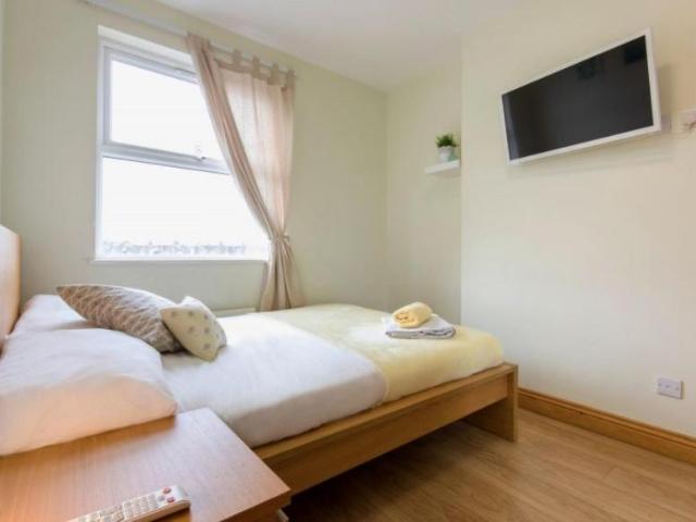7 Bedroom Shared Living/roommate London London 90559813