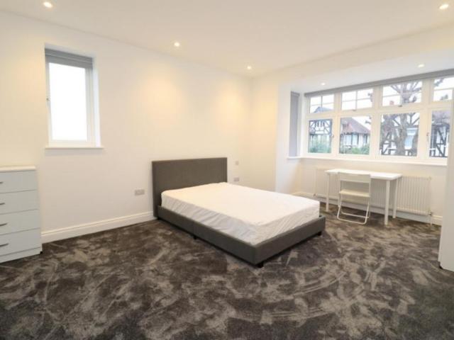 7 Bedroom Shared Living/roommate London London 90561932