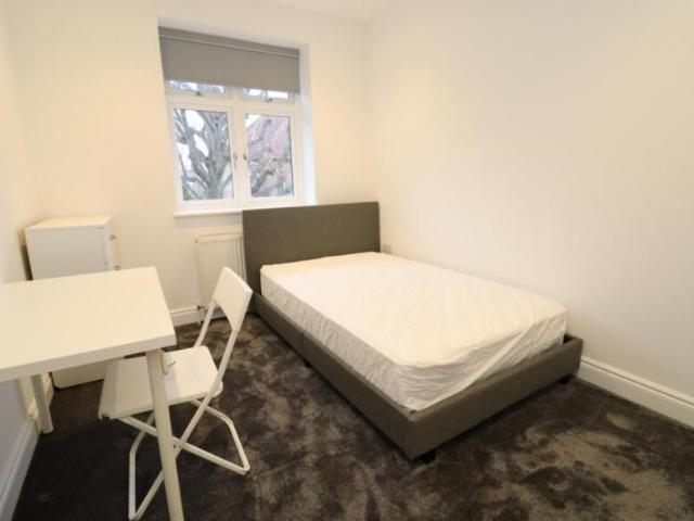 7 Bedroom Shared Living/roommate London London 90561942