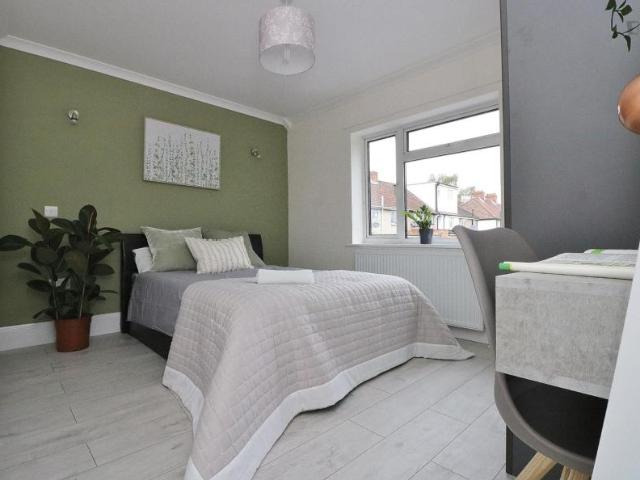 7 Bedroom Shared Living/roommate London London 90562453
