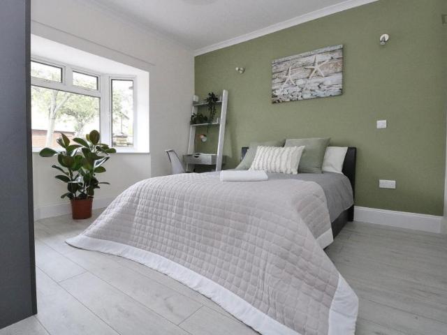 7 Bedroom Shared Living/roommate London London 90562569