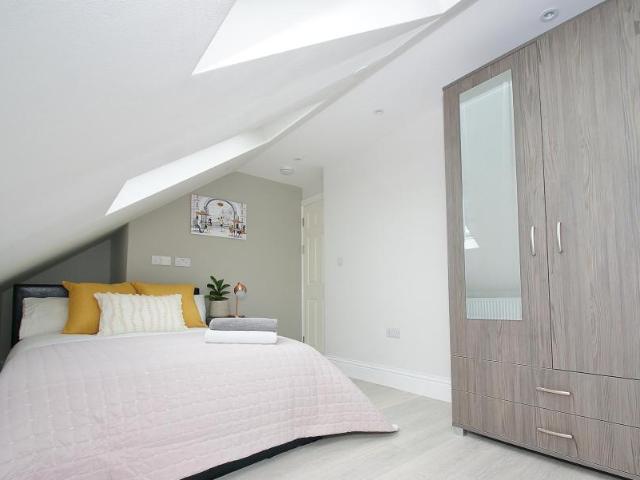 7 Bedroom Shared Living/roommate London London 90562599