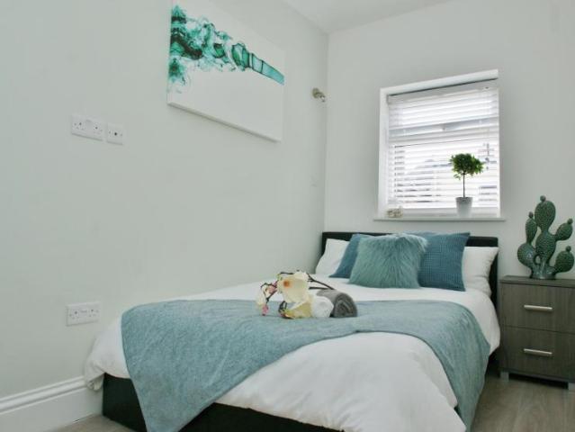 7 Bedroom Shared Living/roommate London London 90562607