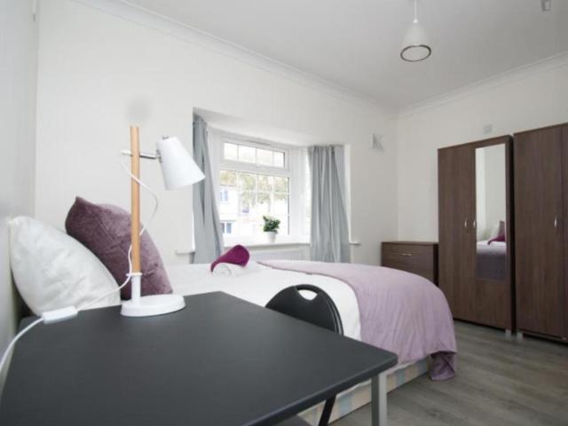 7 Bedroom Shared Living/roommate London London 90562636