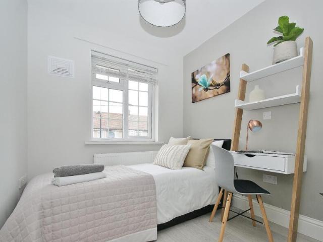 7 Bedroom Shared Living/roommate London London 90562906