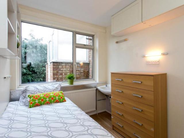 7 Bedroom Shared Living/roommate London London 90562081