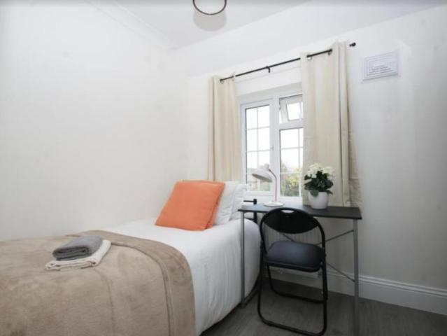 7 Bedroom Shared Living/roommate London London 90562123