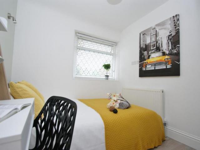 7 Bedroom Shared Living/roommate London London 90562154