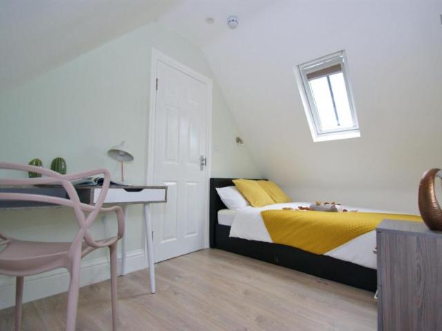 7 Bedroom Shared Living/roommate London London 90562218