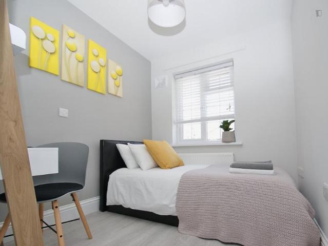 7 Bedroom Shared Living/roommate London London 90562303