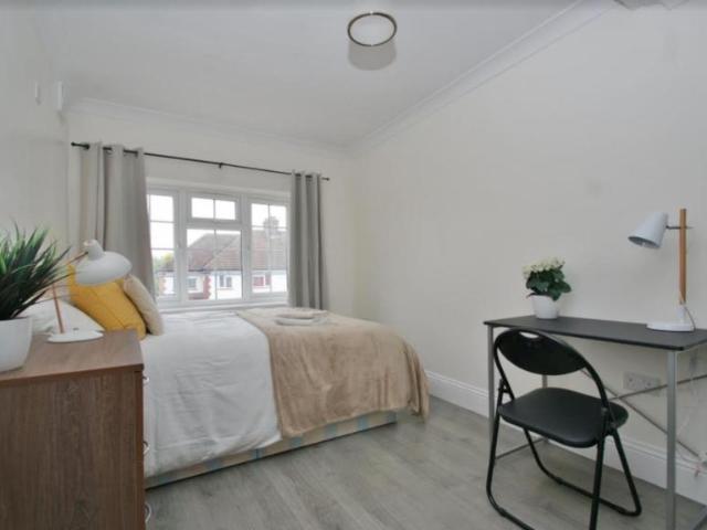 7 Bedroom Shared Living/roommate London London 90562357