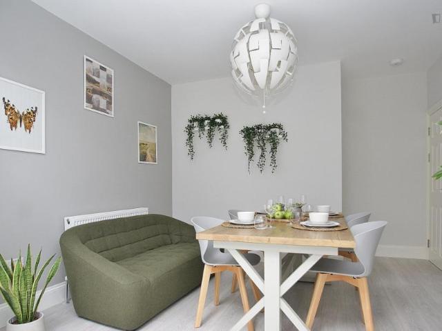 7 Bedroom Shared Living/roommate London London 90562377