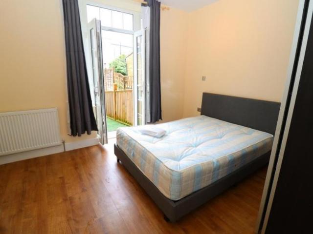 7 Bedroom Shared Living/roommate London London 90563757