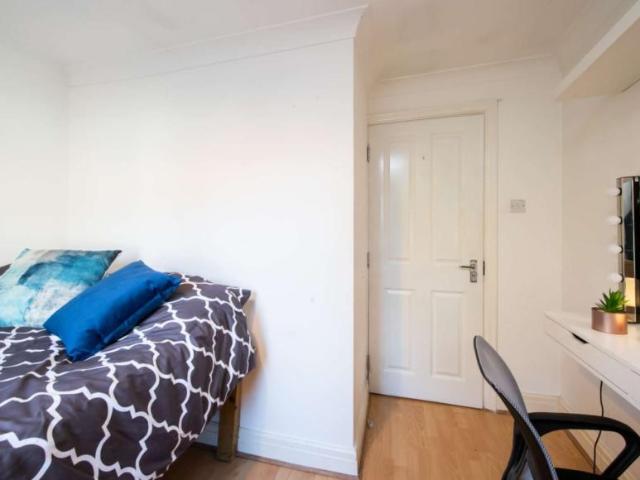 7 Bedroom Shared Living/roommate London London 97010237