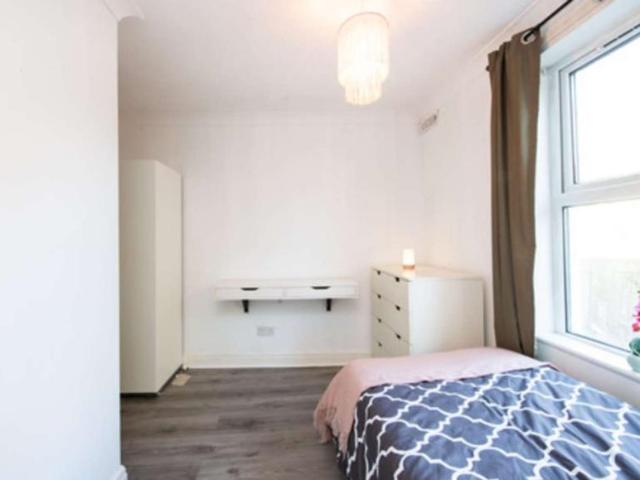 7 Bedroom Shared Living/roommate London London 97099921