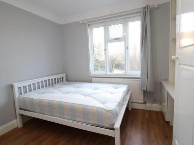 7 Bedroom Shared Living/roommate London London LS90559246