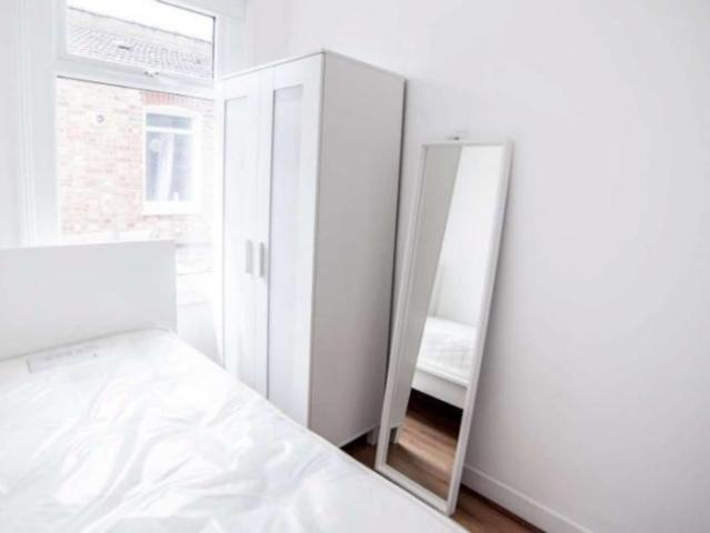 7 Bedroom Shared Living/roommate London London LS90559386