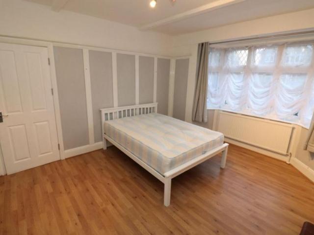 7 Bedroom Shared Living/roommate London London LS90559472