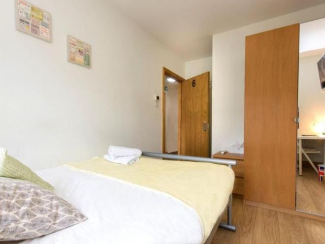 7 Bedroom Shared Living/roommate London London LS90560056