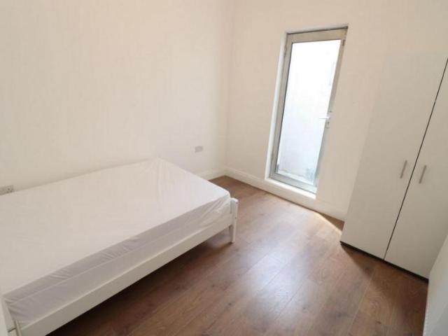 7 Bedroom Shared Living/roommate London London LS90560434