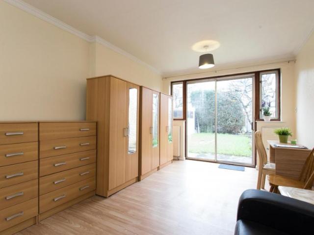 7 Bedroom Shared Living/roommate London London LS90562560