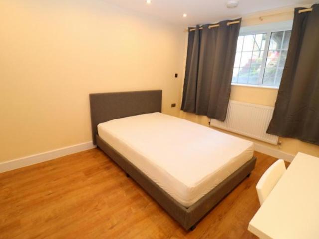 7 Bedroom Shared Living/roommate London London LS90563754