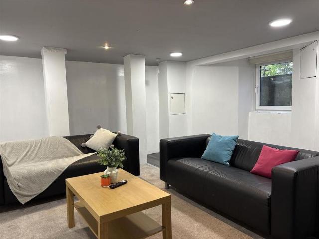 7 bedroom private hall to rent