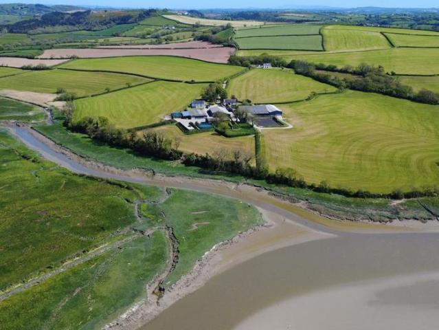 7 bedroom property with land for sale