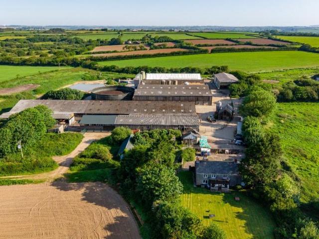 7 bedroom property with land for sale