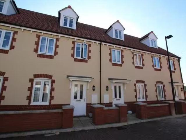 7 bedroom terraced house for rent in Foxglove Close Stoke Gi.