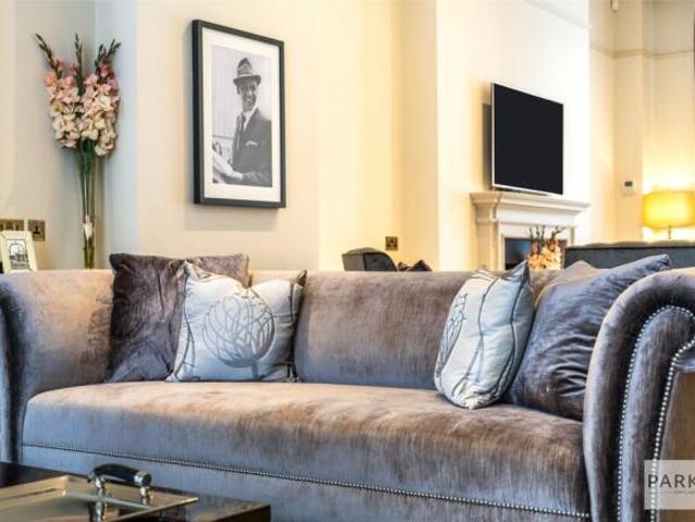 7 bedroom terraced house for rent in Hertford Street, London, W1J