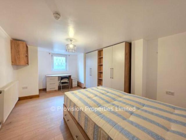 7 bedroom terraced house for rent in Manor Drive, Hyde Park, Leeds, LS6