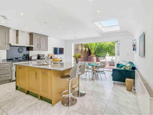 7 bedroom terraced house for sale