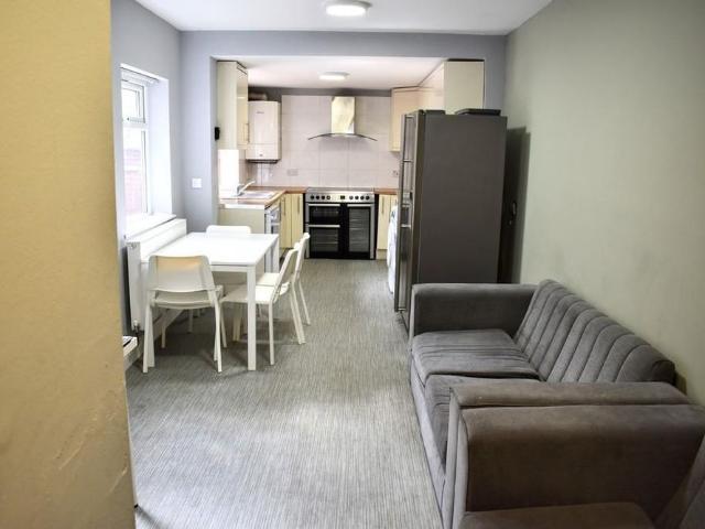 7 bedroom terraced house to rent