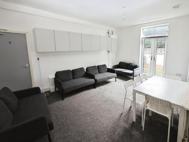 7 bedroom terraced house to rent