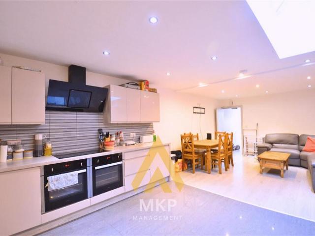 7 bedroom terraced house to rent