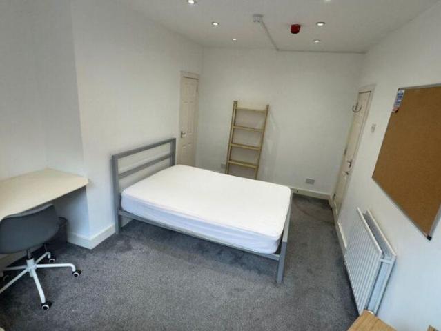 7 bedroom terraced house to rent