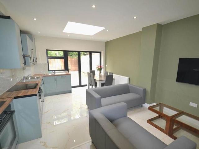 7 bedroom terraced house to rent