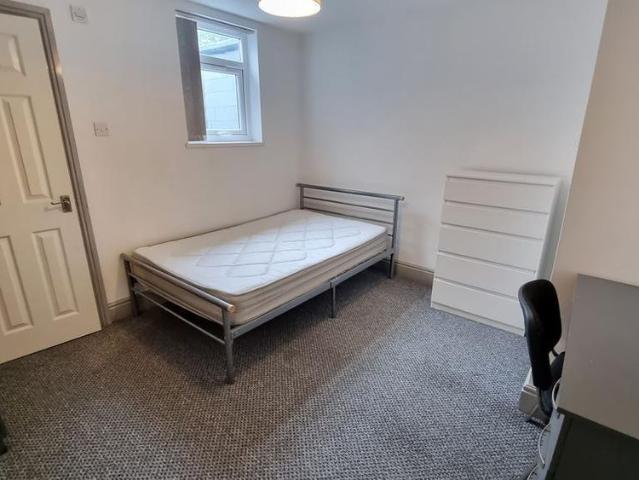 7 bedroom terraced house to rent